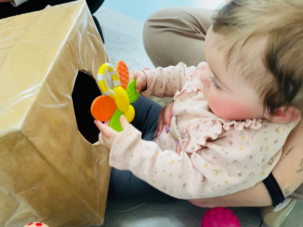 AULA DE BEBÉS: control oculto-manual. Descubrir objetos ocultos en una ...